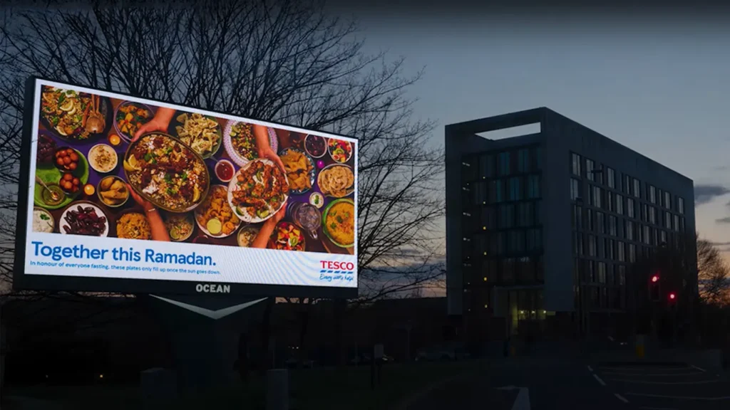 Together This Ramadan: Tesco's Digital Billboard Lights Up Iftar